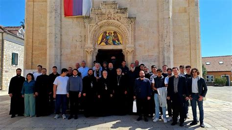 Појање хора Карловачке богословије на Литургији Пређеосвећених Дарова у Херцег Новом Youtube