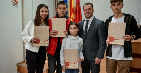 Доделени 42 стипендии за талентирани ученици и ученици спортисти на свечената седница во Гази