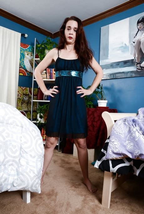 Hairy Mature Slut Sable Renae Spreading Her Cunt And Posing Naked Coedcherry