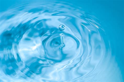 물방울 스플래시 블루 색상 둥근 물방울 유리에 물 방울 방울 튀기 스프레이 추상적 인 모양이 물에서 나옵니다 3차원 형태에 대한 스톡 사진 및 기타 이미지 Istock