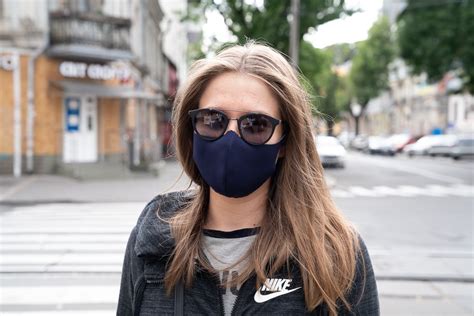 У «червоних зонах уряд заборонив ходити по вулицях і парках без захисних масок Новини