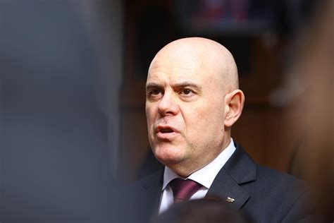 ЕКСКЛУЗИВНО В ПИК Един от бодигардовете на Иван Гешев е ранен при експлозията Информационна