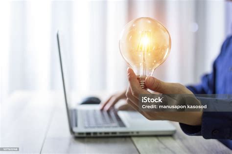 비즈니스 사람 전구 혁신적인 기술과 창의력으로 새로운 아이디어의 아이디어를 들고 개념에 대한 스톡 사진 및 기타 이미지 개념 개념과 주제 개발 Istock