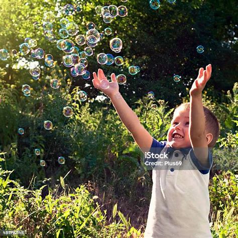 남자아이 게임하기 Catch 비누 비눗방울 야외 2015년에 대한 스톡 사진 및 기타 이미지 2015년 공원 귀여운 Istock