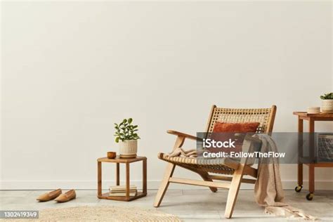 디자인 나무 안락 의자 둥근 카펫 꽃병 슬리퍼 장식 및 우아한 개인 액세서리건조 꽃과 거실 인테리어의 중립적 인 개념 템플릿 공간을 복사합니다 0명에 대한 스톡 사진 및