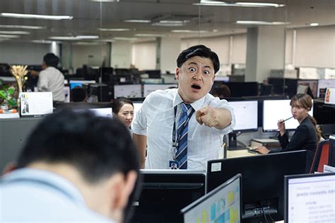 근로기준법 법 노동자 직업 화이트칼라 전문직 비즈니스맨 지각 화 컨셉 꾸중 말하기 분노 사무실 업무현장 직장내괴롭힘 직장내괴롭힘