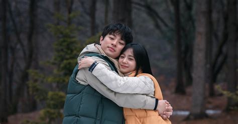 좀비떼가 출몰해도…사랑스러운 지수♥박정민 커플 뉴토피아