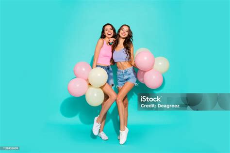 전체 길이 몸 크기 사진 웃 긴 놀라운 두 그녀 그녀의 숙 녀 색 풍선 손 팔 화려한 엉덩이 입고 아름 다운 빛나는 청바지 데님 반바지 탱크 탑 절연 청록 밝은 생생한 배경