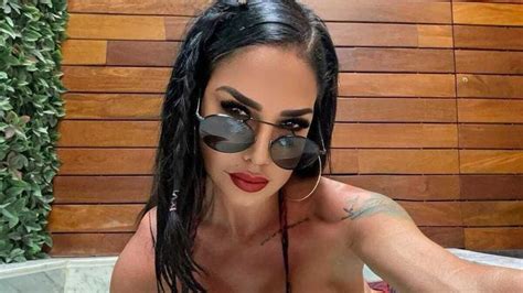 Lis Vega Se Luce En Elegante Vestido Negro Bañado En Perlas