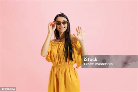 젊은 아름다운 소녀의 초상화 분홍색 배경에 고립 된 여름 노란색 드레스의 학생 아름다움 예술 패션 인간의 감정의 개념 1990 1999 년에 대한 스톡 사진 및 기타 이미지