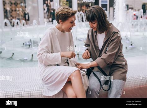 Deux Filles S Amusent Dans Le Centre Commercial Une Fontaine L Arri Re Plan Photo Stock Alamy