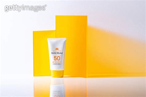 컬러 화장품 몸단장제품 아크릴 투영 강렬한색채 여름 스킨케어 자외선 자외선차단 선크림 화장품 노랑색 색상 이미지 Jv11860571 게티