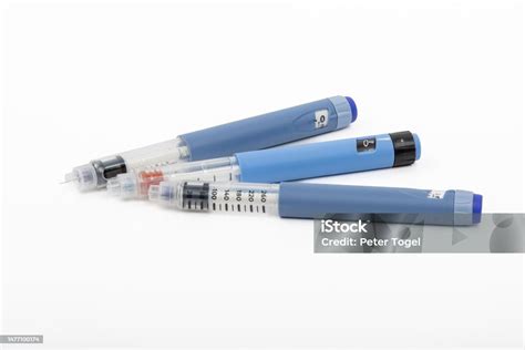 인슐린 부족 당뇨병 치료를 위한 빈 파란색 인슐린 펜 공제액이 너무 높음 펜형 주사기에 대한 스톡 사진 및 기타 이미지 펜형 주사기 당뇨병 제2형당뇨병 Istock