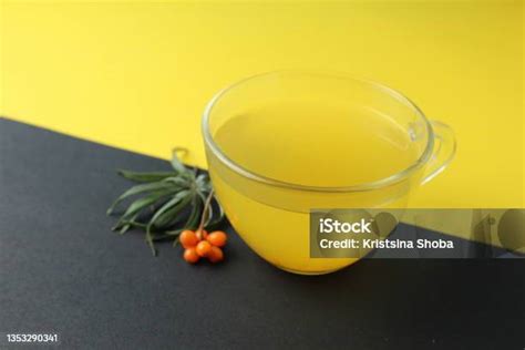 검은 색 노란색 밝은 배경에 바다 갈매 나무 속 차 음료 바다 갈매나무는 바다 갈매나무가 검은 색과 노란색 배경에 오렌지 열매를