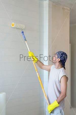 Фотография на тему Молодой человек красит обои PressFoto