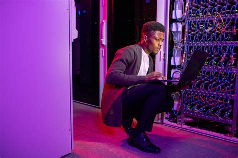 랩톱에서 네트워크 설정을 확인하는 데이터 센터 엔지니어 서버실에 대한 스톡 사진 및 기타 이미지 서버실 남자 사람들 Istock