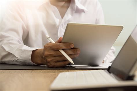 디지털 태블릿 컴퓨터 및 그래프 재무 다이어그램으로 사무실 테이블에서 비즈니스 문서 작업 하는 사업가 35 39세에 대한 스톡 사진 및 기타 이미지 Istock