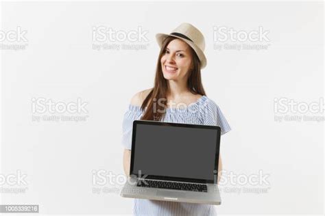 여자 젊은 현대 노트북 Pc 컴퓨터 빈 블랙 빈 화면을 들고를 흰색 배경에 고립 된 공간을 복사 사람들이 프리랜서 비즈니스 라이프 스타일 온라인 쇼핑 개념 모바일