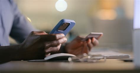 전화 신용 카드 및 전자 상거래 가입 또는 대출 지불 근접을 위한 사업가 사무실의 손 온라인 쇼핑 줌 또는 남자 고객 판매 앱 저축 또는 설문 조사 예산 또는 보안 비밀번호