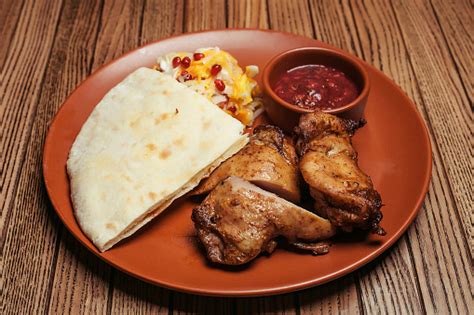 닭고기 꼬치에 샐러드와 소스를 곁들인 나무를 배경으로 한 요리 바베큐 치킨 건강한 음식 건강한 음식 플랫 레이 맨 위 보기 0명에 대한 스톡 사진 및 기타 이미지 Istock