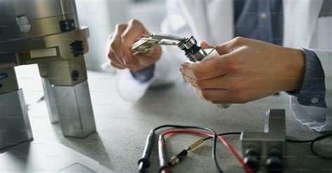 실험실에서 일하는 엔지니어의 클로즈업 사진 Unsplash의 슬로바키아 이미지