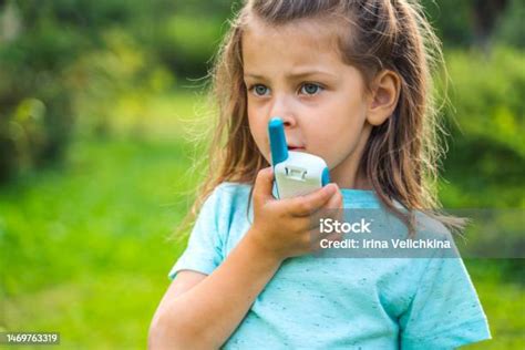 작은 소녀 무전기에서 아이 놀이 채널이있는 워키 토키 형사 스파이의 게임 아이들은 멀리서 말하고 메시지를 말합니다 숲 공원 하이킹에서 부모와의 의사 소통 잃어버린 사람 찾기