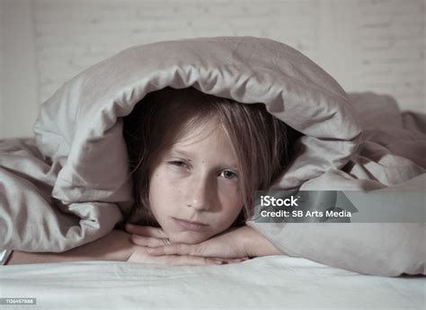 귀여운 작은 백인 소녀 소진 하 고 잠 못 드는 불면증 우울증 스트레스 아이 감정 및 수 면 장애 개념에서 고통을 느낌 담요로 그녀의 머리를 커버 하는 침대에 누워 감정에