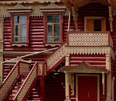 Резной фасад традиционного русского деревянного дома с ажурным крыльцом