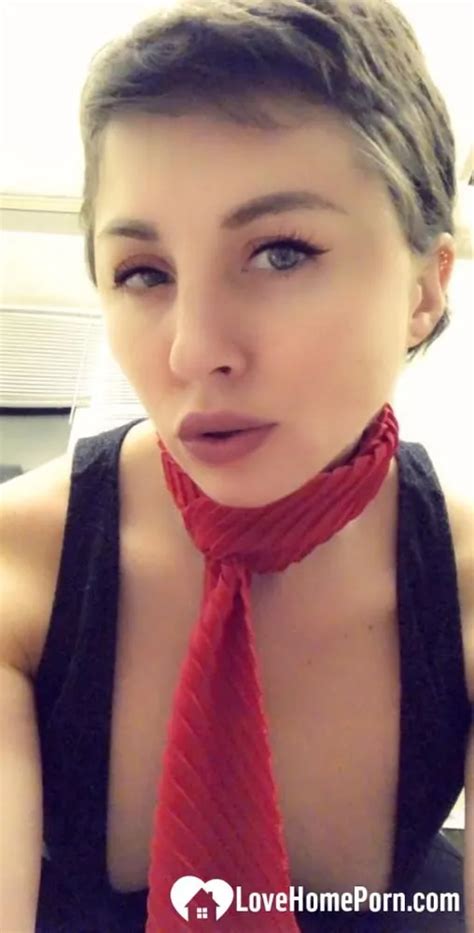 Short Haired Babe Looks Absolutely Fantastic While Naked 21 Pics