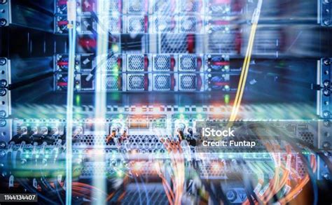 파이버 광 커넥터 인터페이스 파이버 채널 움직일 대형 데이터 센터의 랙에 컴퓨터를 서버에 장착 0명에 대한 스톡 사진 및 기타