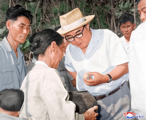 장강군 향하리의 한 농가를 찾으시여 살림형편을 알아보시는 위대한 수령 김일성 동지 주체58 1969 년 7월