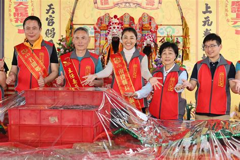 許淑華參與受天宮擔米糕桃祝壽及開香揭桃儀式