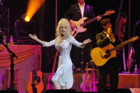 200 Dolly Parton Wallpapers