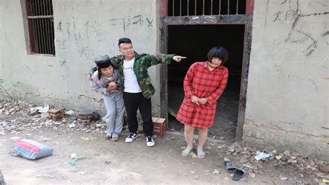 丈夫去上班，留下傻弟弟让妻子照顾，半路返回家，走到门口怒了 Youtube