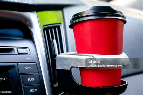 뜨거운 커피 차의 빨간 종이 컵은 자동차 자동차 장거리 운전 중에 마시는 차량의 내부에 홀더에 들어갑니다 가죽에 대한 스톡 사진 및 기타 이미지 Istock