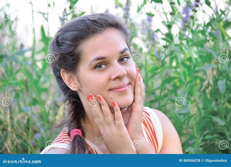 Portret Van Mooi Russisch Meisje In Blauwe Wildflowers Stock Foto Image Of Uitziend Land