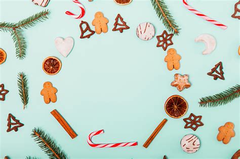 크리스마스 쿠키 사탕 지팡이 말린 오렌지 녹색 청록색 배경에 진저 브레드 과자의 다른 종류로 만든 최고 보기 크리스마스 화환 프레임 테두리 복사 공간 12월에 대한 스톡