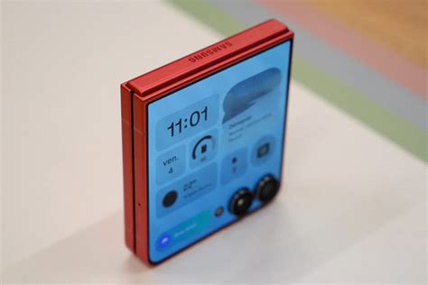 더쿠 은근 호불호 갈릴 것 같은 갤럭시 Z플립7 메인 색상 코랄 레드