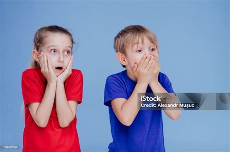 파란색에 고립 된 얼굴에 손을 가진 두 명의 무서운 아이들 2명에 대한 스톡 사진 및 기타 이미지 2명 경외감 놀라움 Istock