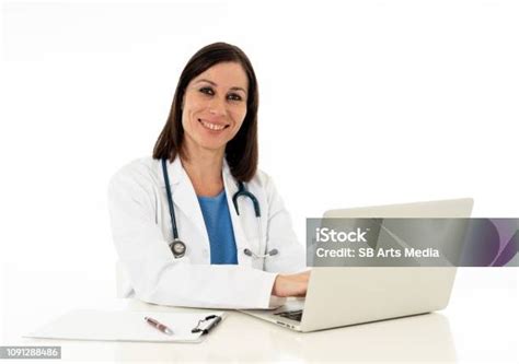 행복 한 여자 의사 서류 작업 환자 기록 작성 및 연구와 보건 의료 및 기술 개념에 흰색 배경에 고립 된 온라인 상담에 대 한 랩톱 컴퓨터를 사용 하 여 건강 진단에 대한
