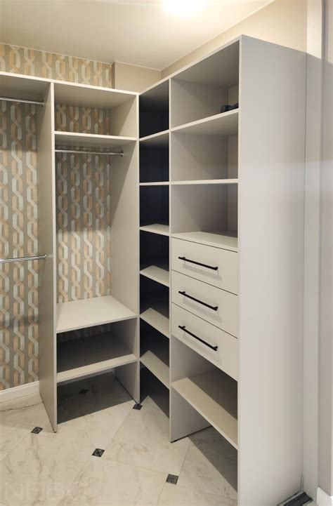 Вместительная гардеробная комната в прихожей с двумя дверями купе в системе Modus на заказ в