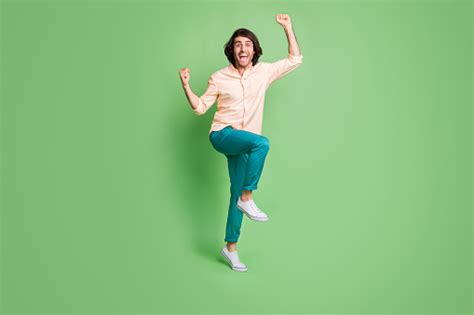 전체 길이의 몸 크기 보기 의 좋은 쾌활한 남자 점프 기뻐 도 재미 달성 고립 된 밝은 녹색 색상 배경 남자에 대한 스톡 사진 및 기타 이미지 Istock