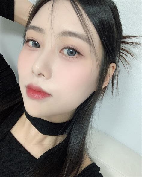 혜진 Hyejin 협찬 평소에 안끼지만 특별한 날엔 렌즈로 포인트 주기 너무 예쁜거 같아요ㅎㅎ 직경이 부담스럽지도 않고