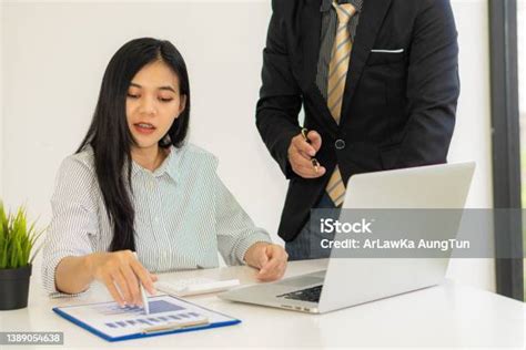 아시아 여성 회계사 또는 은행가가 노트북을 통해 저축 금융 및 경제 개념을 계산합니다 계산 분석 결과를 보여주는 차트와 그래프를