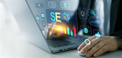 검색 엔진 최적화 마케팅 및 웹 사이트의 온라인 트래픽 분석 Seo를 위해 컴퓨터를 사용하는 사업가 유기적 트래픽을 유치하고 가시성을 높이며 검색 엔진 순위를 지배하십시오