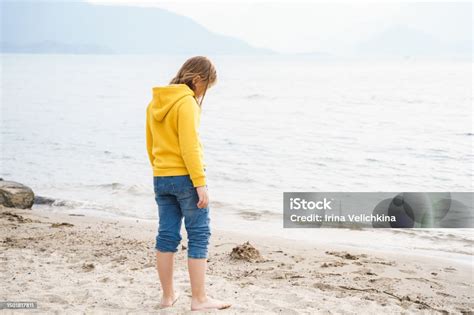 외롭고 아름다운 슬픈 소녀 십대는 모래 바다 해변에 생각에 잠겨 앉아 있다 꿈 불안 미래에 대한 걱정 학교 친구 부모 십대 괴롭힘 청소년 사춘기의 심리적 문제 8 9 살에