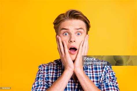 닫기 사진 놀라운 그는 그의 남자 입 오픈 눈 전체 두려움 오 얼굴 표정 손 팔 뺨 광대는 캐주얼 격자 무늬 체크 셔츠 의상