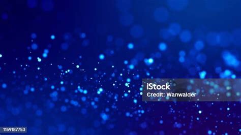 파란 배경에 빛나는 파란색 입자는 피사계 심도 및 가벼운 보케 효과와 밝은 축제 프리젠 테이션을 위해 공기에 매달려있습니다 버전 4 0명에 대한 스톡 사진 및 기타 이미지