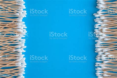 블루 시안 라일락 배경에 나무 면봉의 구성 둥근 프레임 프레임 플랫 레이 공간을 복사합니다 동향 컨셉은 자연적이고 친환경적이며 현대적인 위생입니다 0명에 대한 스톡 사진 및