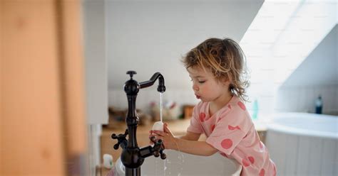 손을 씻는 집중된 작은 유아 소녀의 측면 보기 코로나 바이러스 및 검역 개념 사진 Unsplash의 초상 이미지